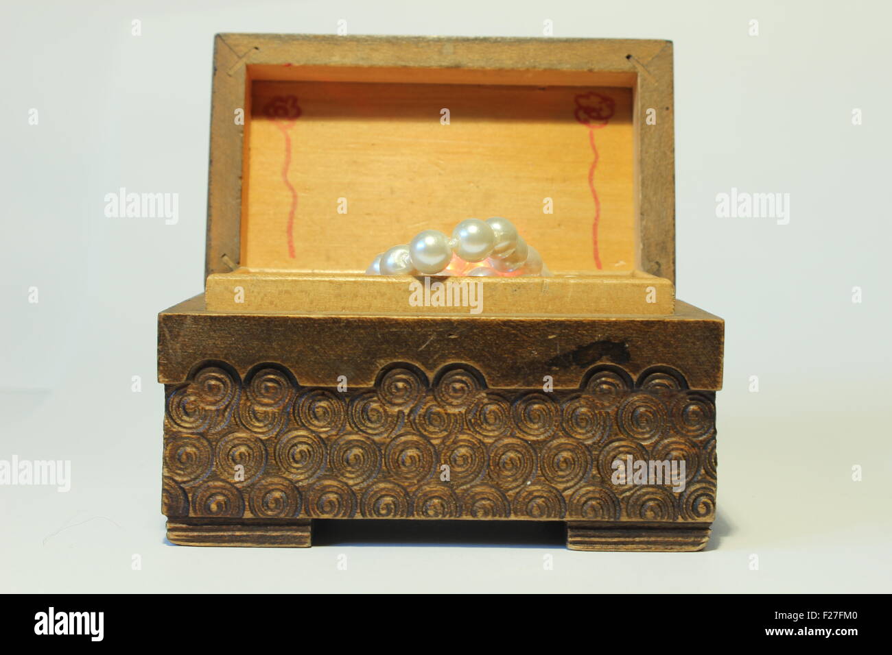 Front view of a small, opened treasure chest Stock Photo - Alamy