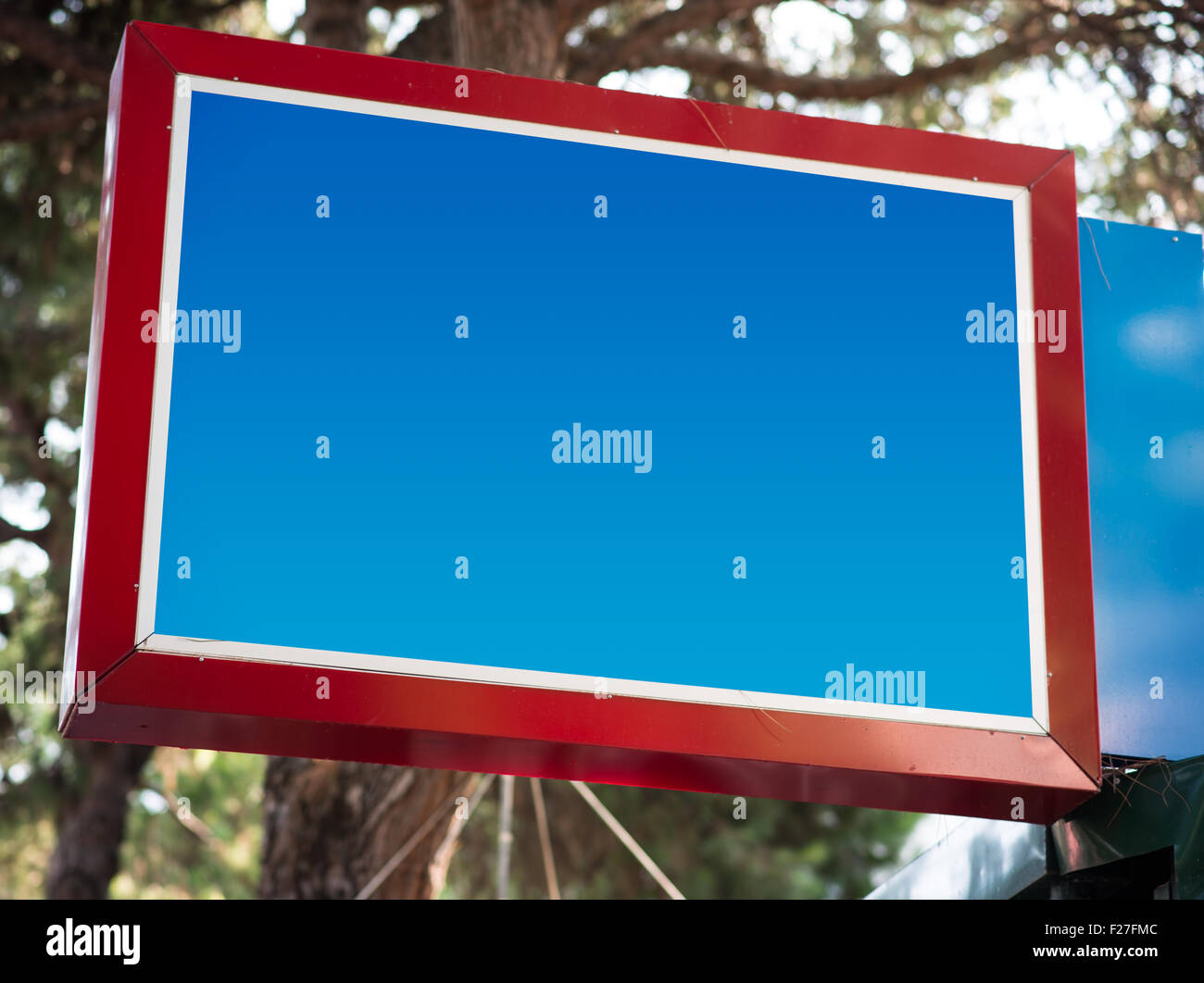 Green empty wood sign hi-res stock photography and images - Alamy