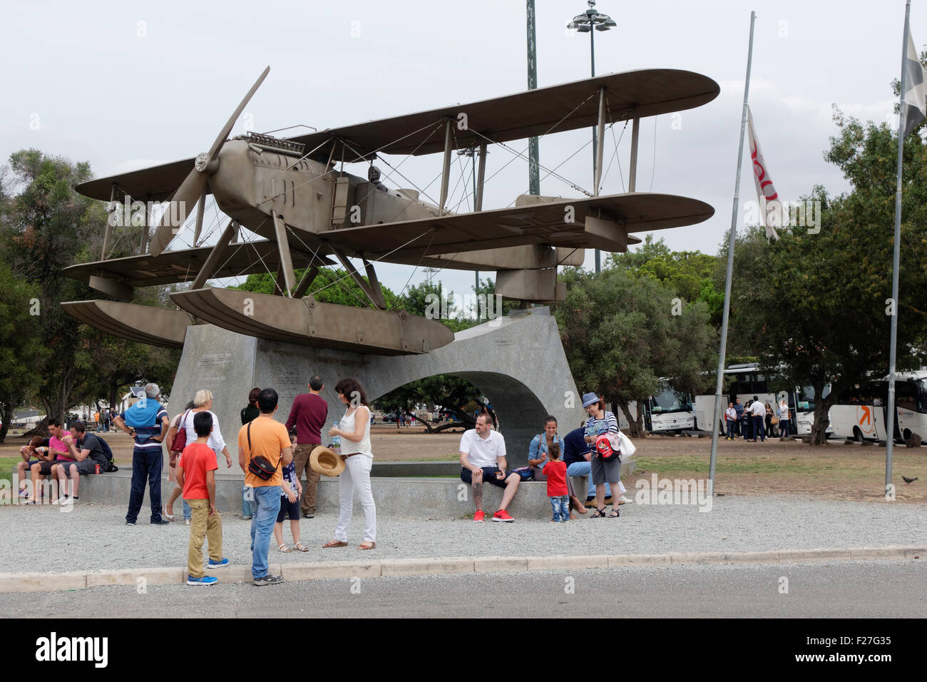 Airplane statue hi-res stock photography and images - Alamy
