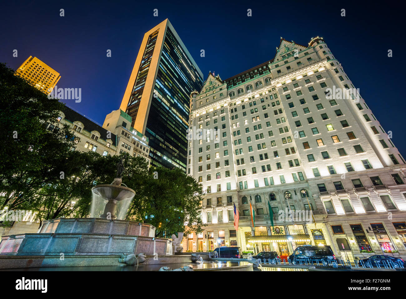 The Pulitzer Fountain at Grand Army Plaza and buildings in Midtown ...