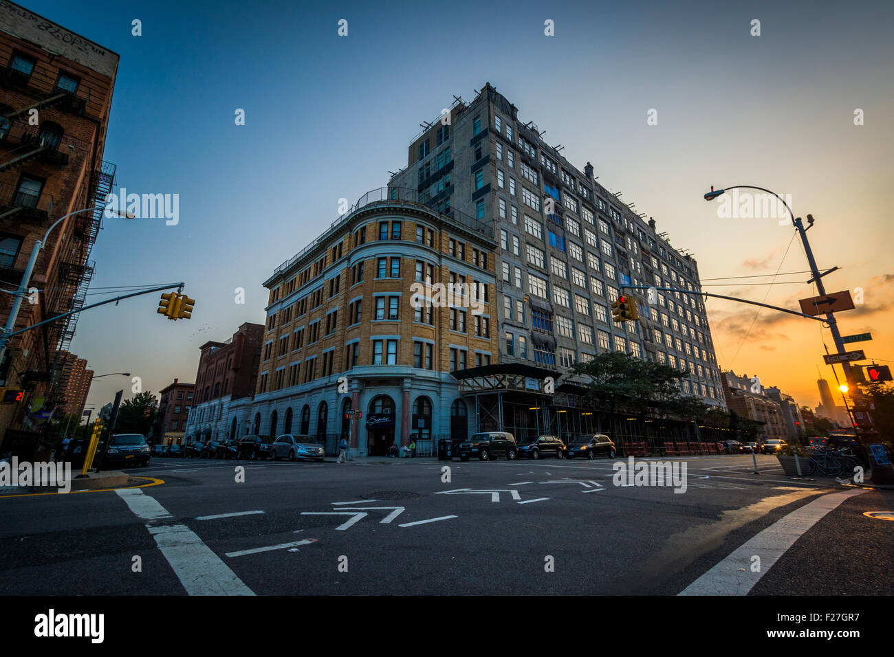 Sunset seen at the intersection of Broadway and Berry Street in ...