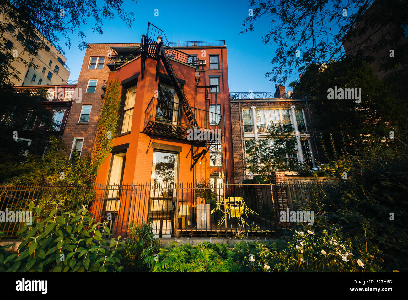 Evening light on buildings in Brooklyn Heights, Brooklyn, New York ...