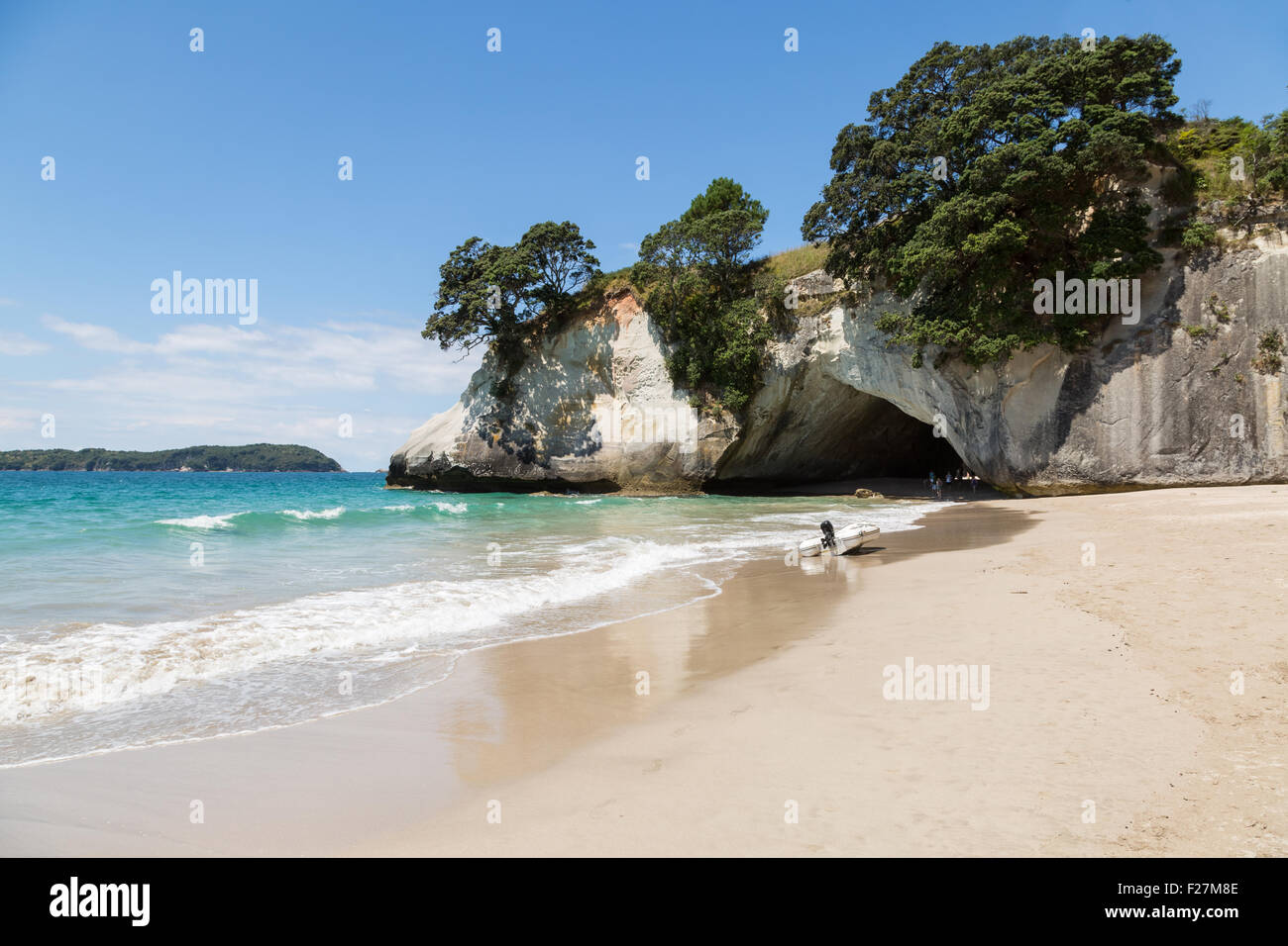 Cathedral cove, a hole in a rock on the peninsula Coromandel, New ...