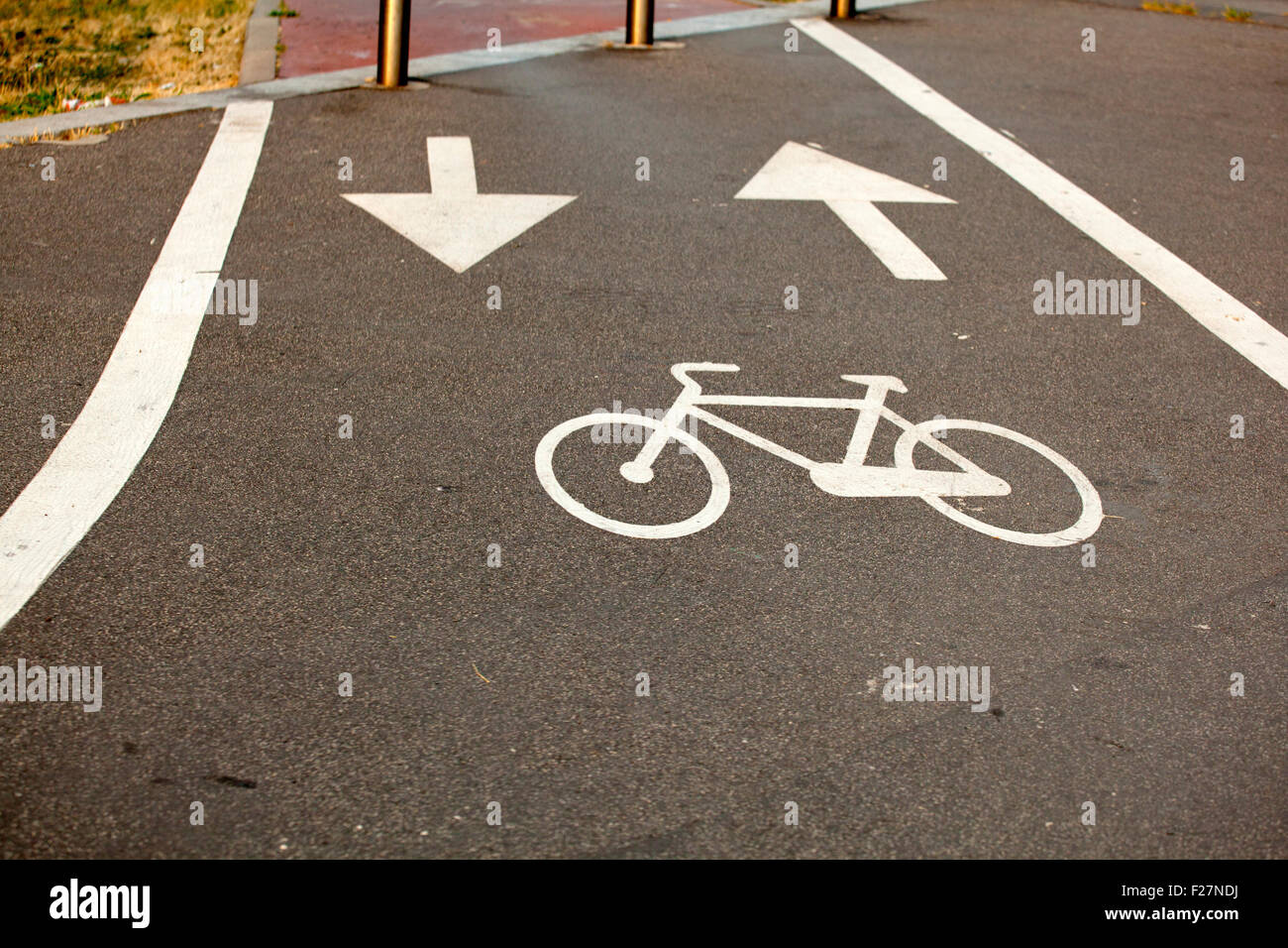 Bicycle path in the city of Milan Stock Photo - Alamy