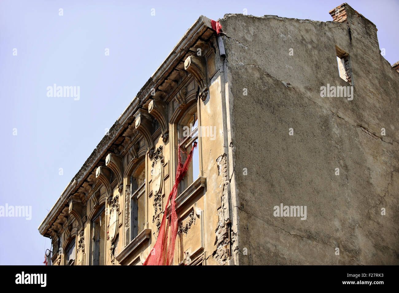 Architecture shot with the facade of a house in ruins Stock Photo - Alamy