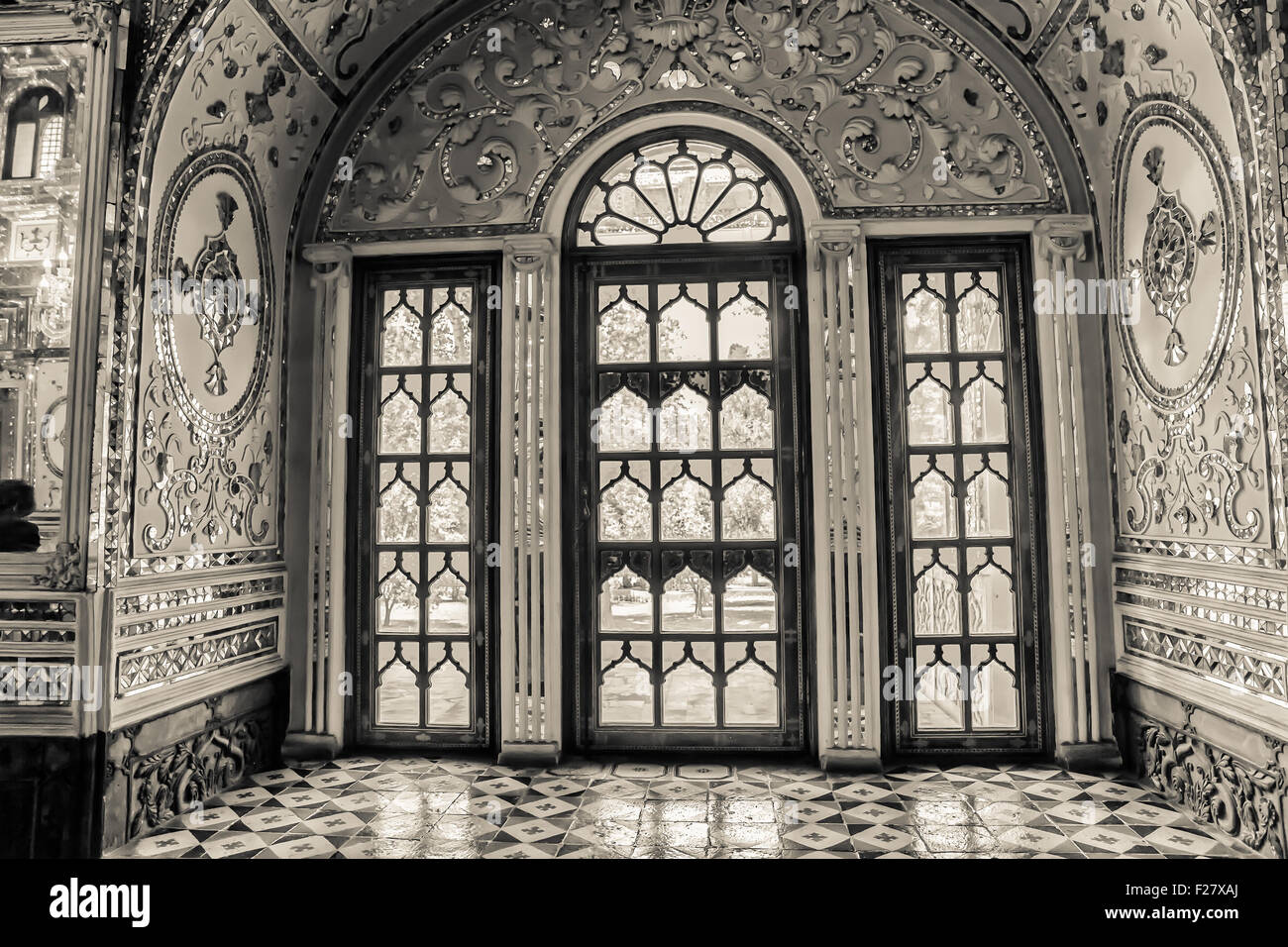 Palace windows hi-res stock photography and images - Alamy