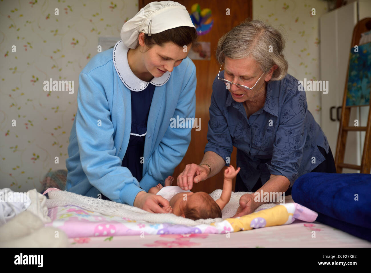 Homebirth midwife hi-res stock photography and images - Alamy