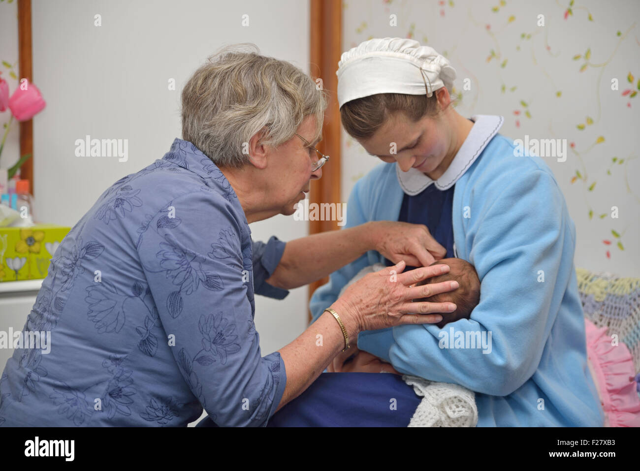Homebirth midwife hi-res stock photography and images - Alamy