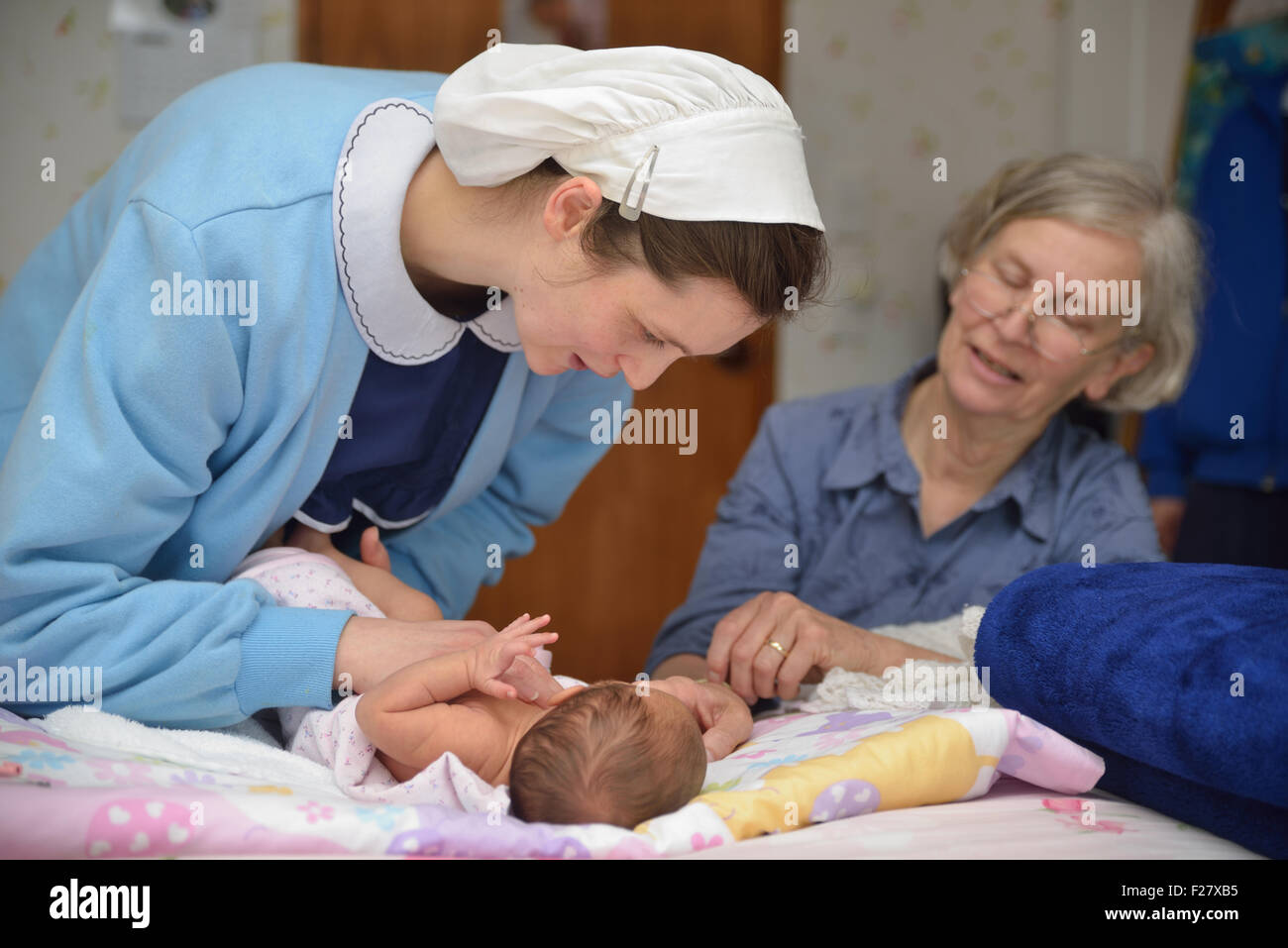 Homebirth and midwife hi-res stock photography and images - Alamy