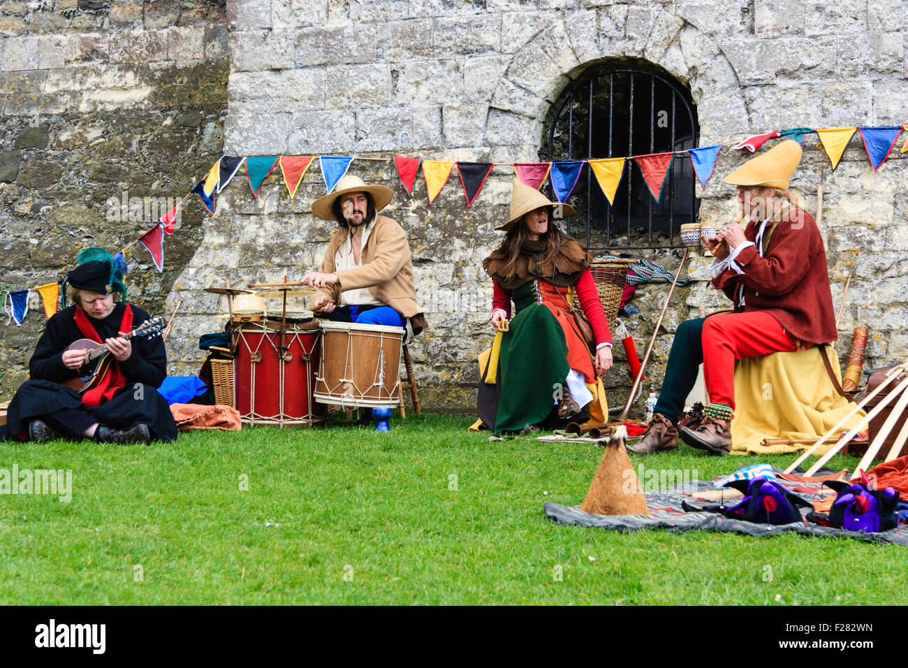 Minstrel middle ages hi-res stock photography and images - Alamy