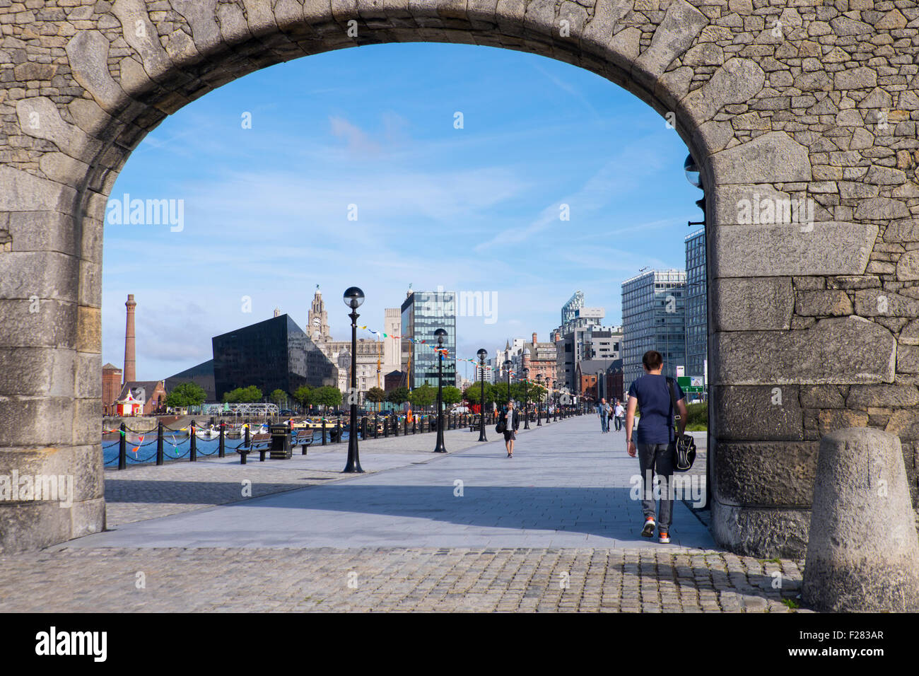 Liverpool docks and harbour hi-res stock photography and images - Alamy