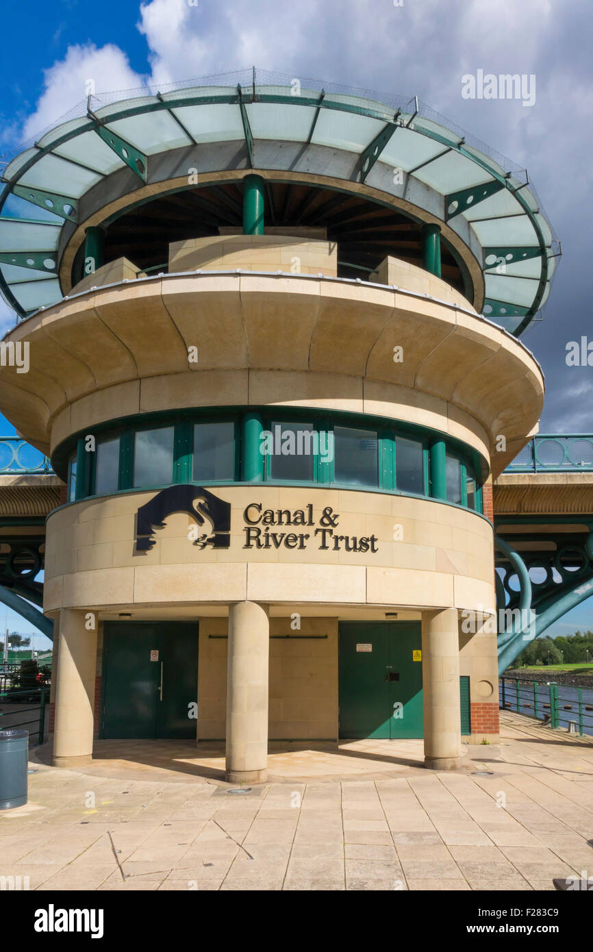 Canal and river trust hi-res stock photography and images - Alamy