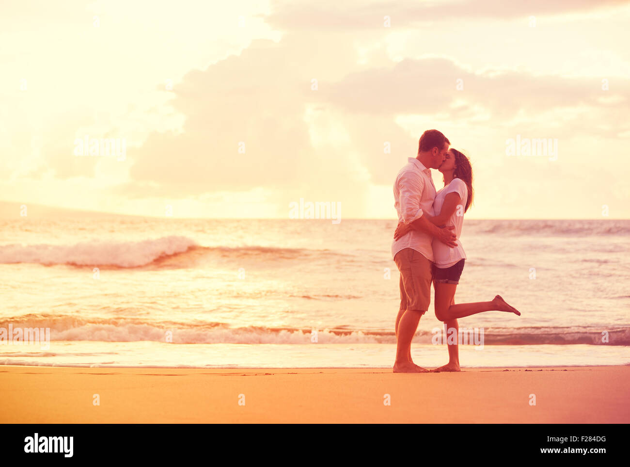Couple hug beach hi-res stock photography and images - Alamy