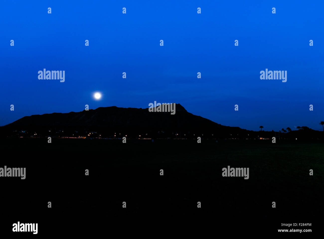 Honolulu, Hawaii. 28th Aug, 2015. Full moon over the silhouette of ...