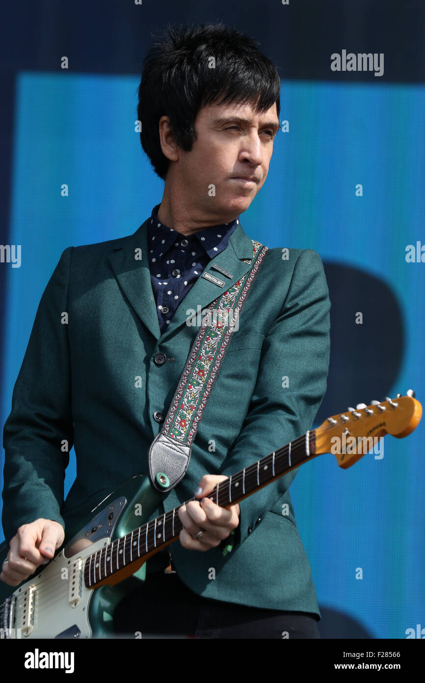 Johnny marr on stage a hi-res stock photography and images - Alamy