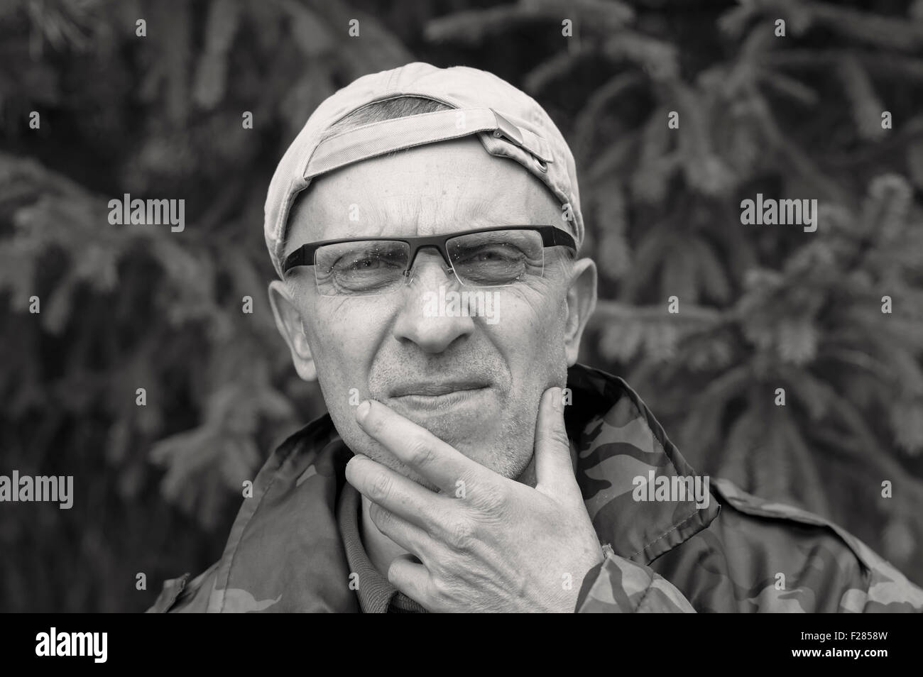 Doubtful gaze hi-res stock photography and images - Alamy