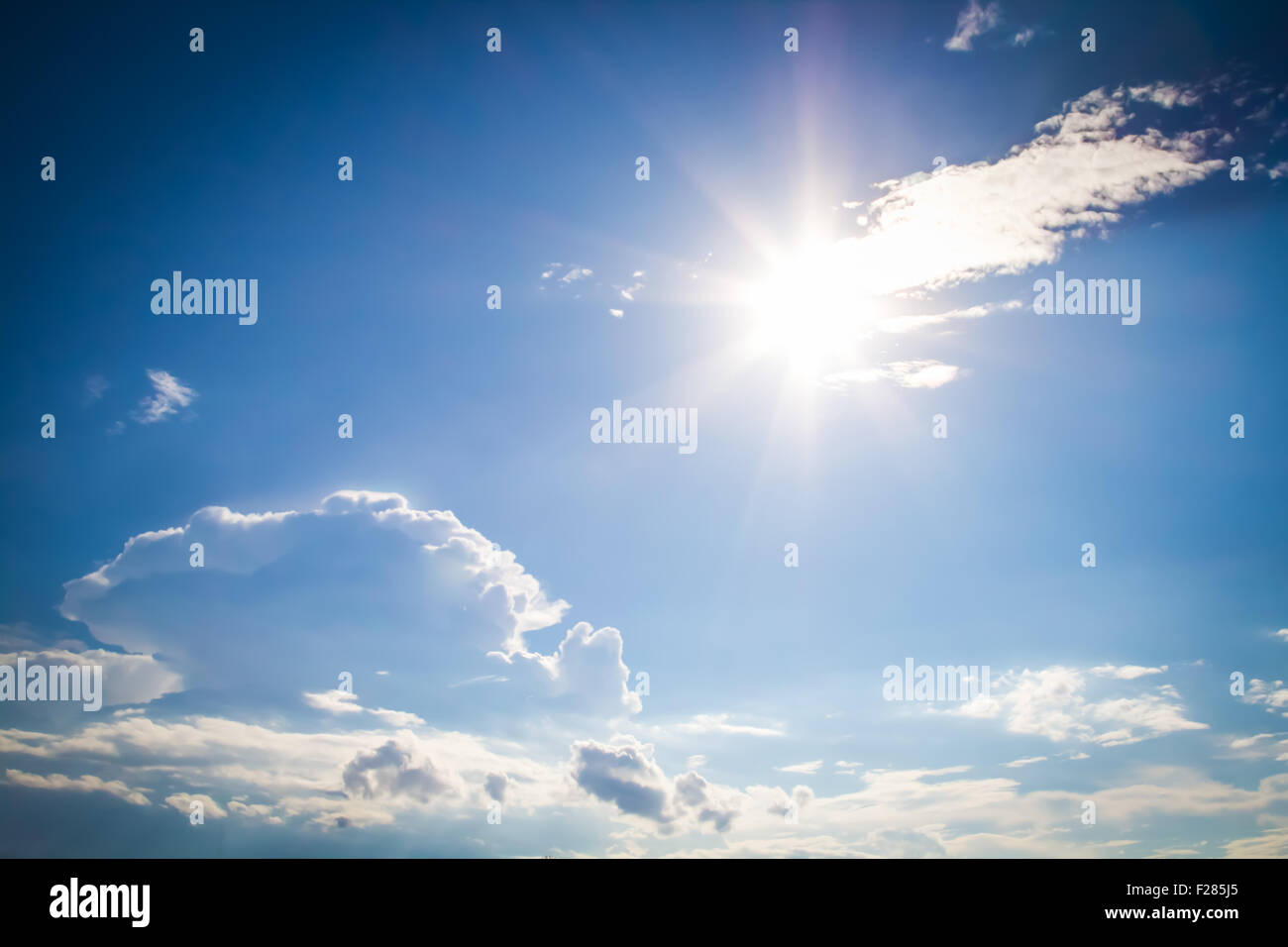 vignetting photo of sky clouds and sun flare Stock Photo - Alamy