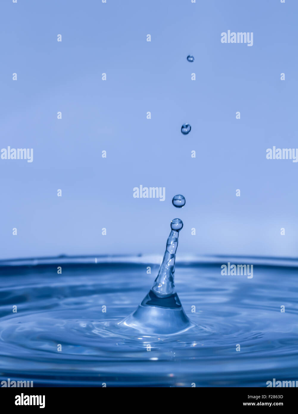 Drop of water falling on water level Stock Photo - Alamy