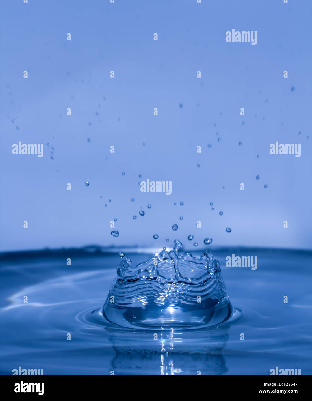 Drop of water falling on water level Stock Photo - Alamy