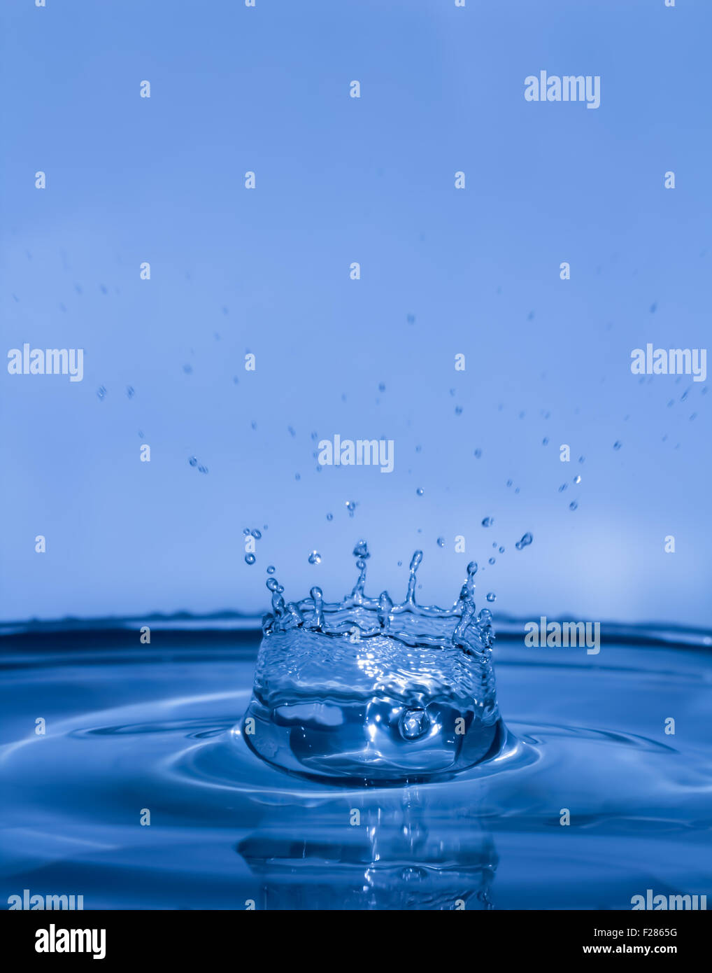 Drop of water falling on water level Stock Photo - Alamy