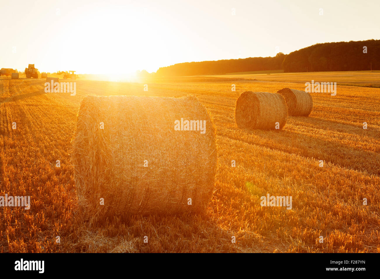 Hay bales and sunset hi-res stock photography and images - Alamy
