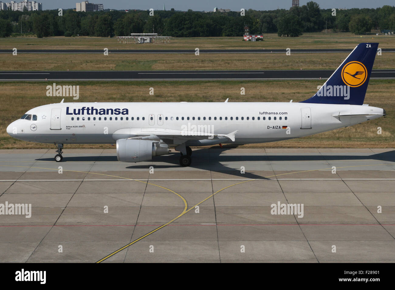 Lufthansa a320 hi-res stock photography and images - Alamy