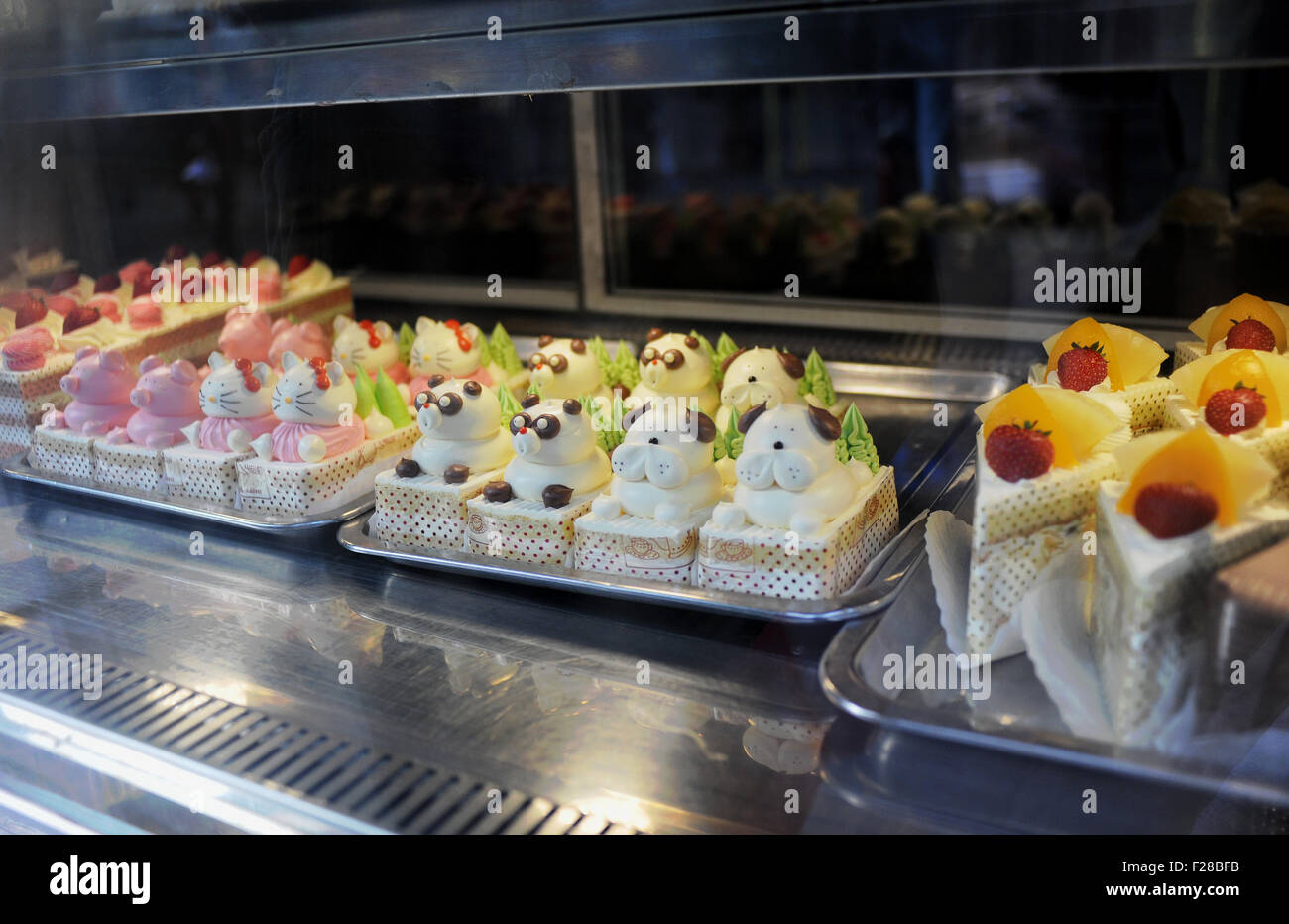 London UK - Typical Chinese bakery window in Chinatown Stock Photo - Alamy