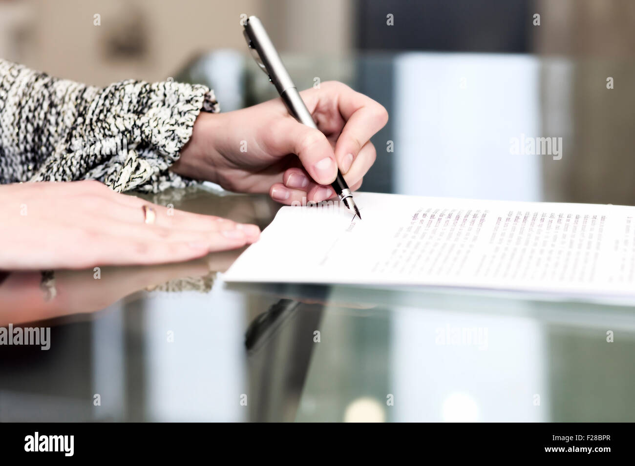 Lady signs contract Stock Photo - Alamy