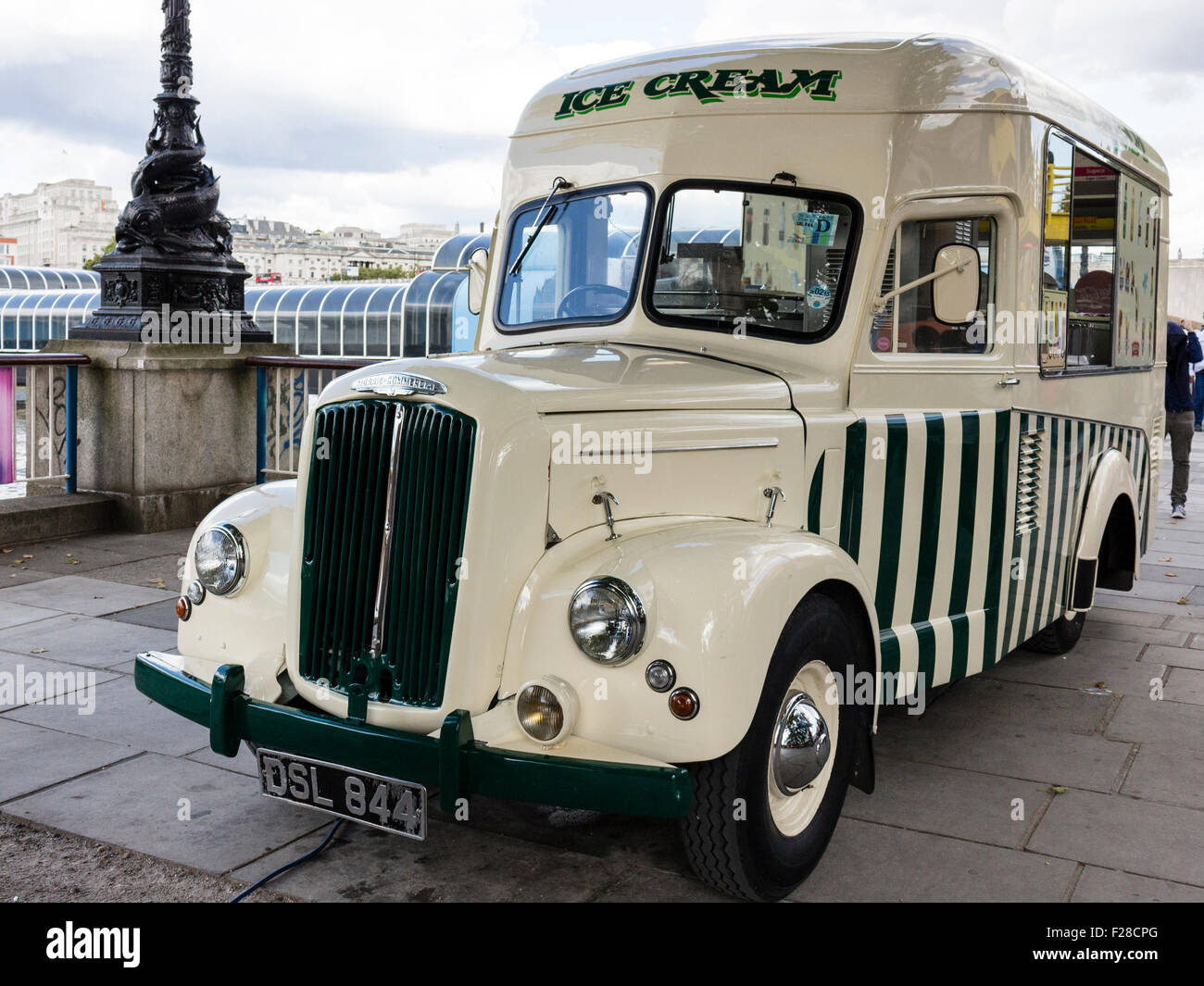 Morris vans van hi-res stock photography and images - Alamy