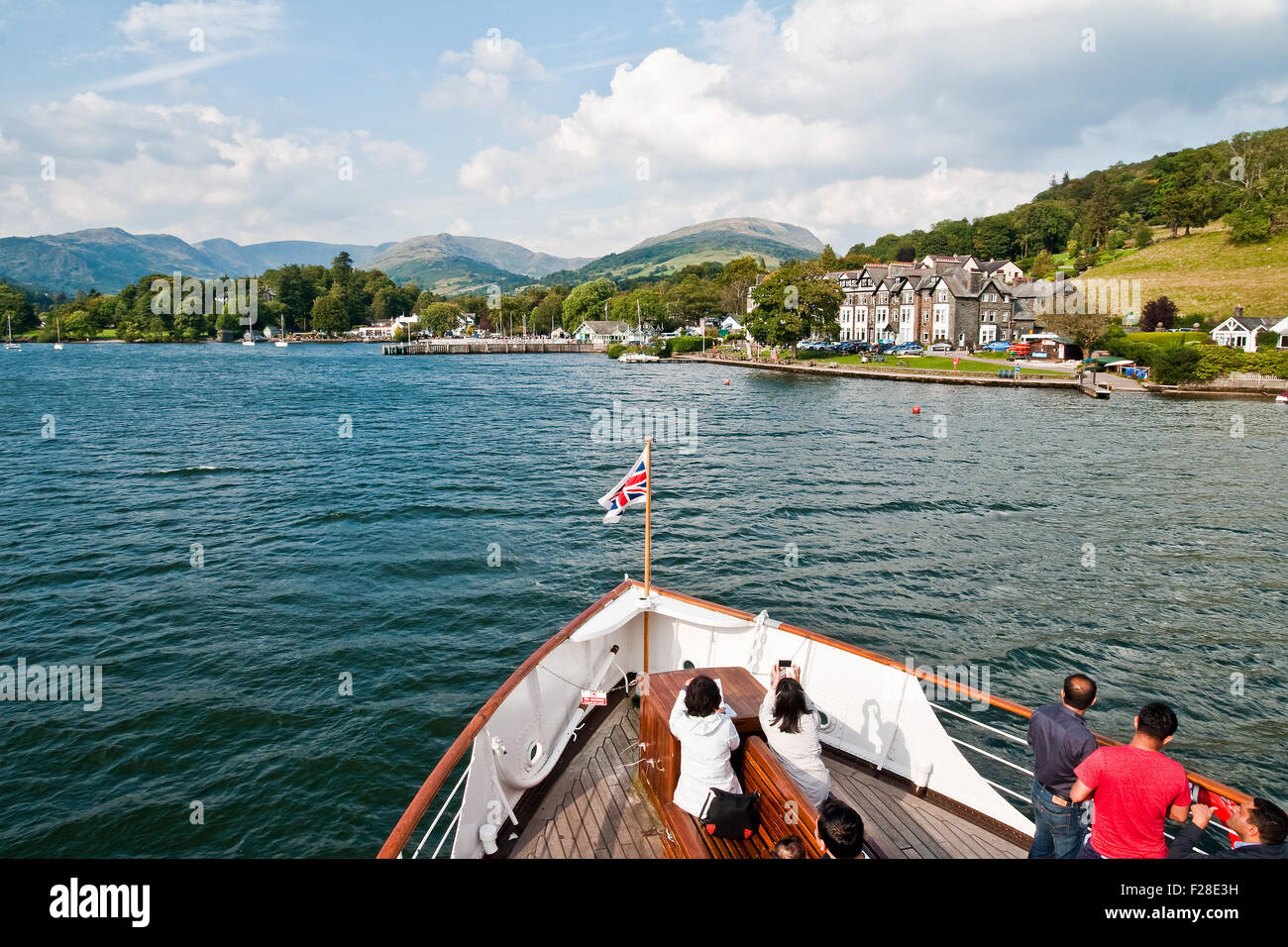 The lake steamer Teal approaching Ambleside Pier at Waterhead on Lake ...