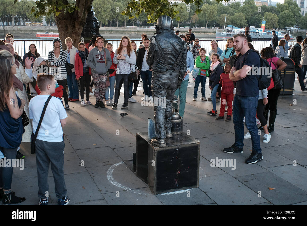 Living statue london hi-res stock photography and images - Alamy