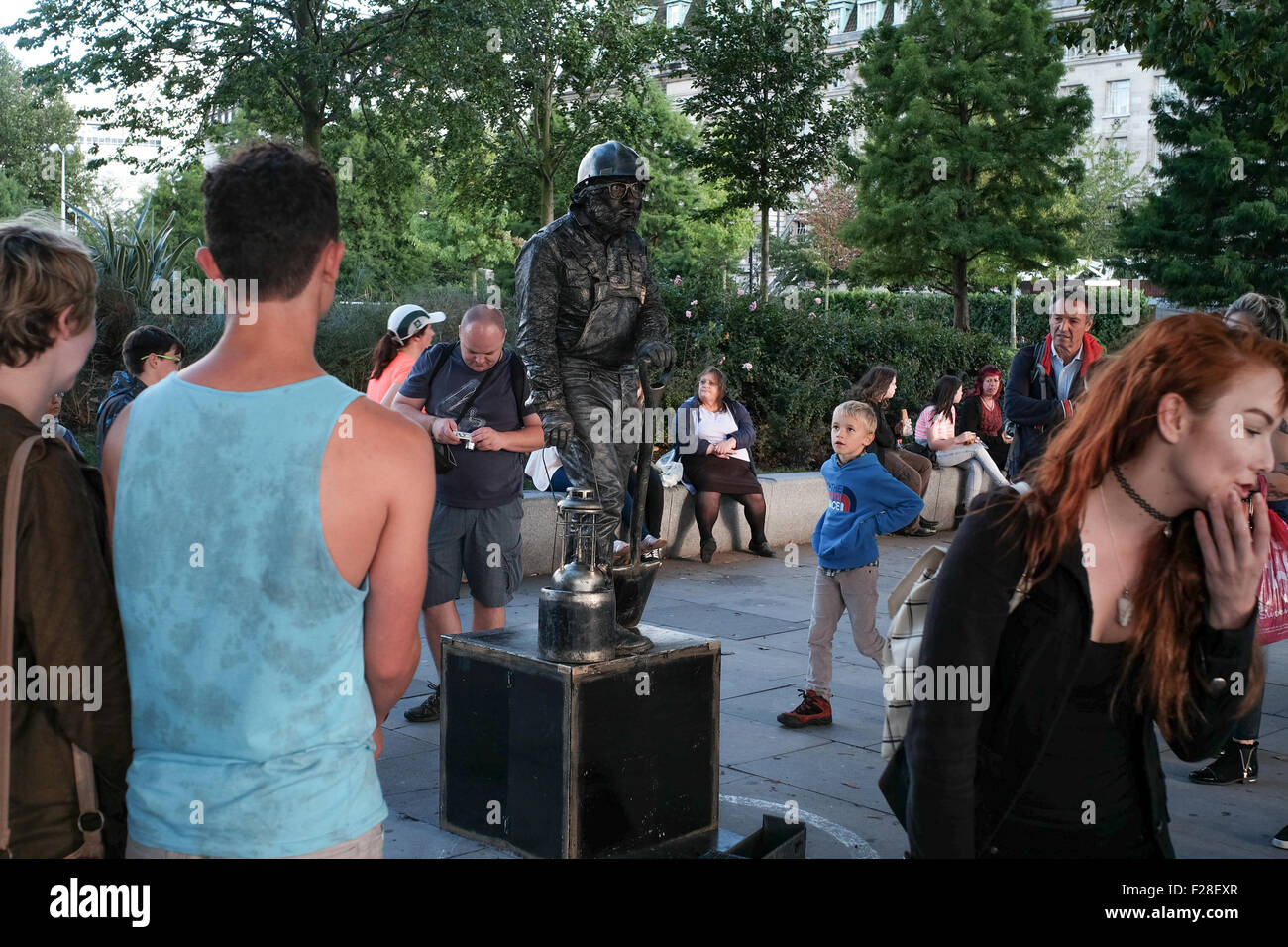 Living statue london hi-res stock photography and images - Alamy