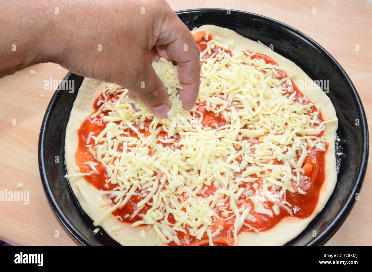 Chef making fresh pizza hi-res stock photography and images - Alamy