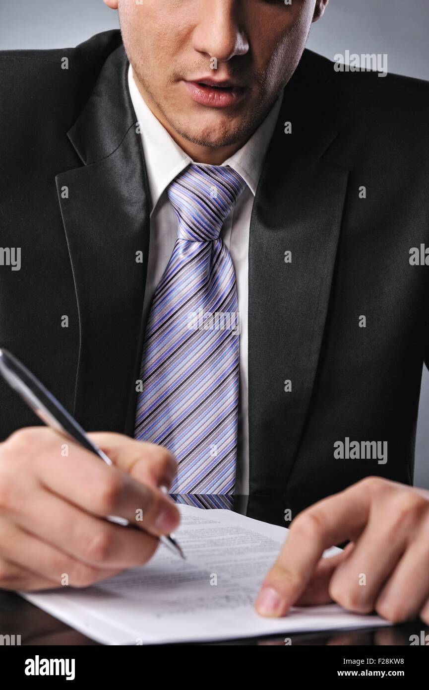 Signing a contract hi-res stock photography and images - Alamy