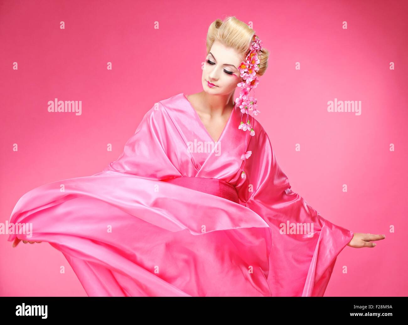 Beautiful dancing geisha Stock Photo - Alamy