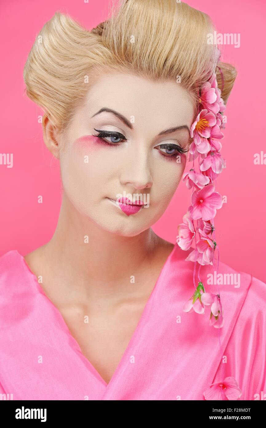 Portrait of a beautiful geisha Stock Photo - Alamy