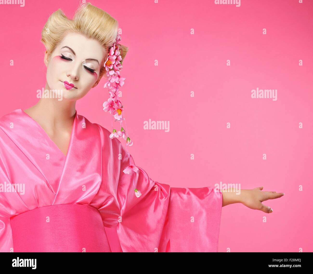 Beautiful dancing geisha Stock Photo - Alamy