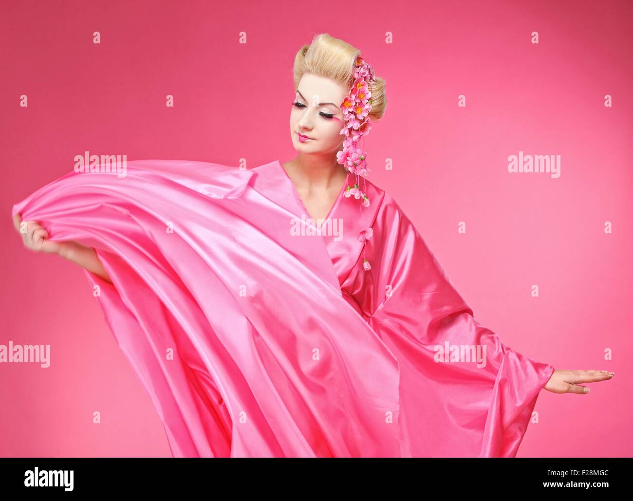 Beautiful dancing geisha Stock Photo - Alamy