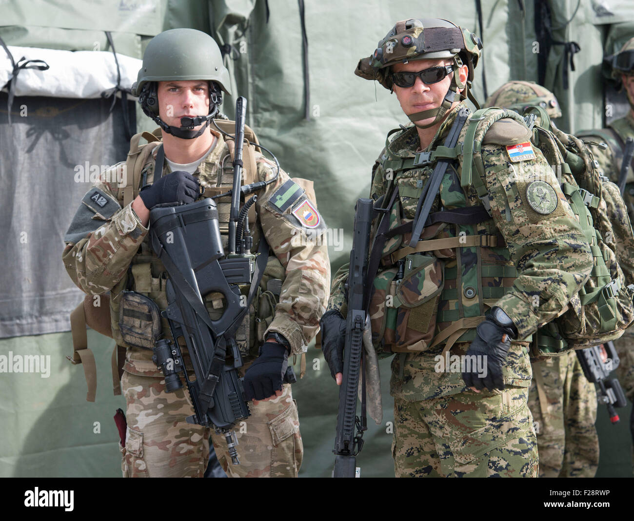 Slunj, Croatia. 14th Sep, 2015. Infantry soldiers of Croatia (R) and ...