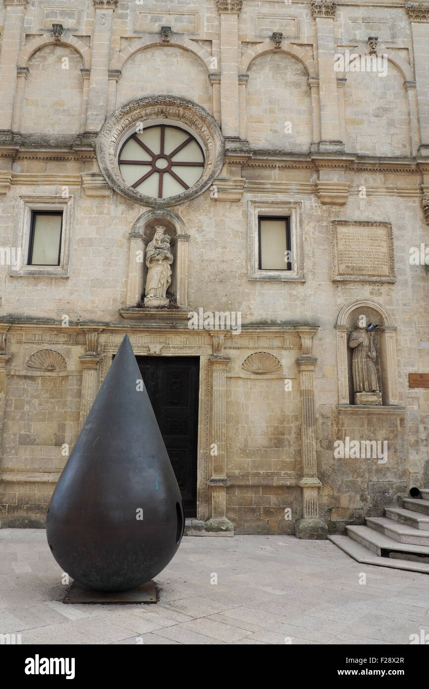 Tear drop sculpture in front of Palazzo Lanfrachi Stock Photo - Alamy