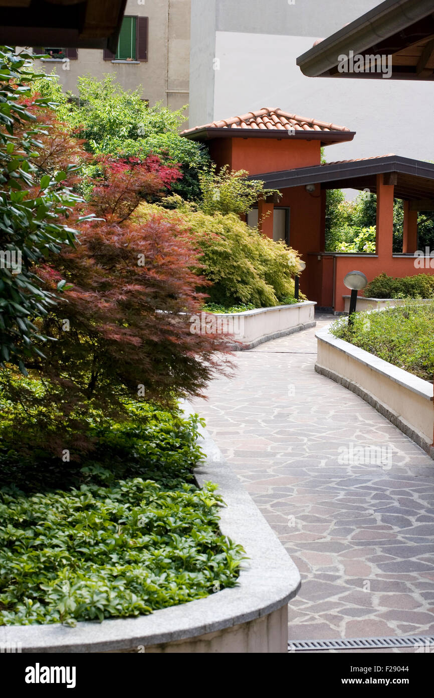 Hedge pathway hi-res stock photography and images - Alamy