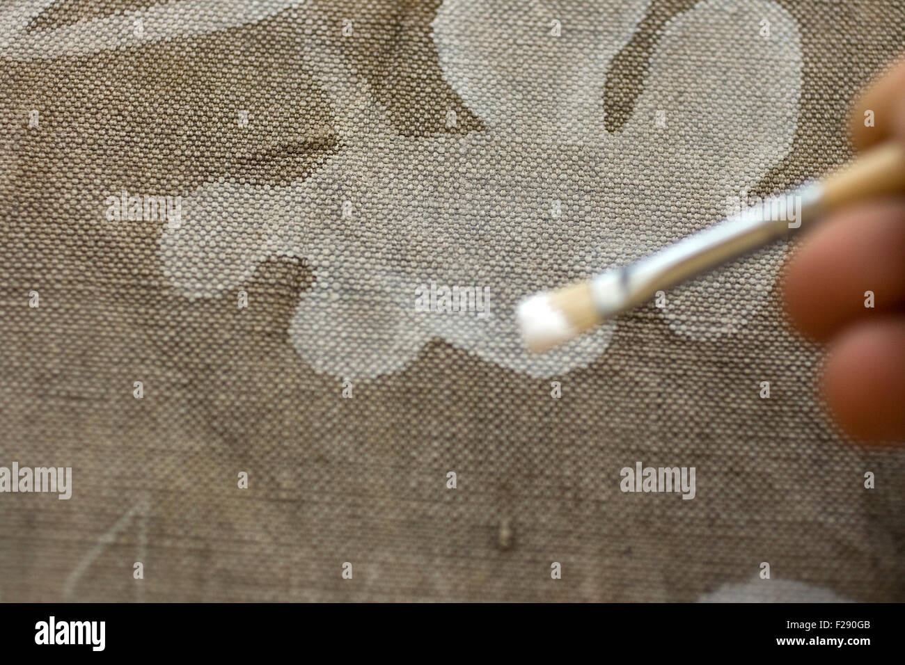Hand that painting on canvas Stock Photo - Alamy