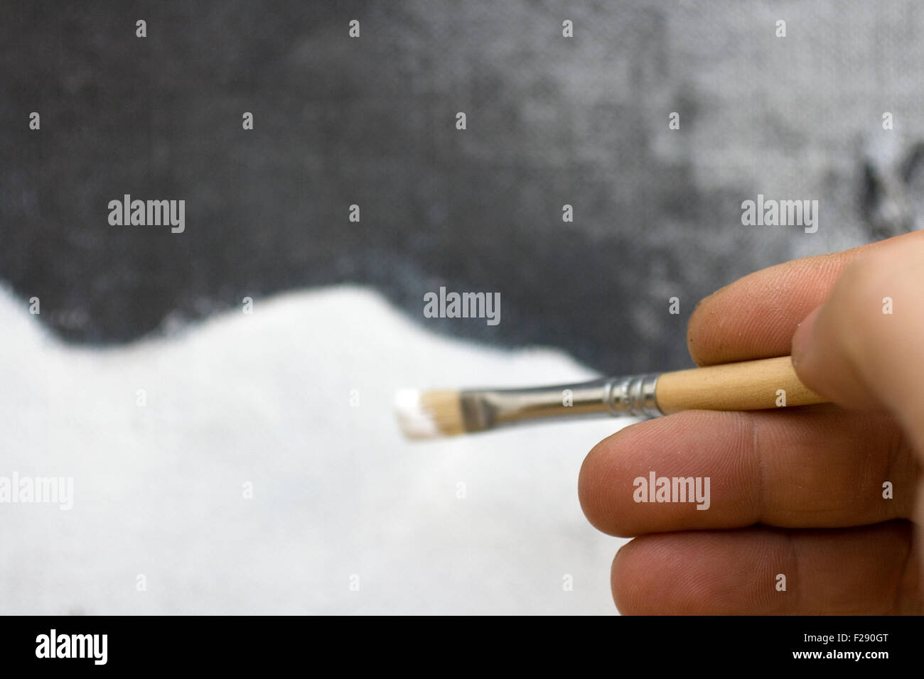 Hand that painting on canvas Stock Photo - Alamy