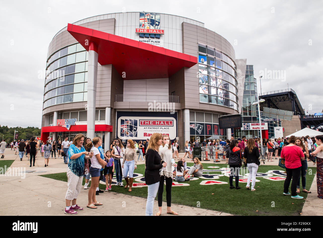 Nfl football stadium exterior fans hi-res stock photography and images ...