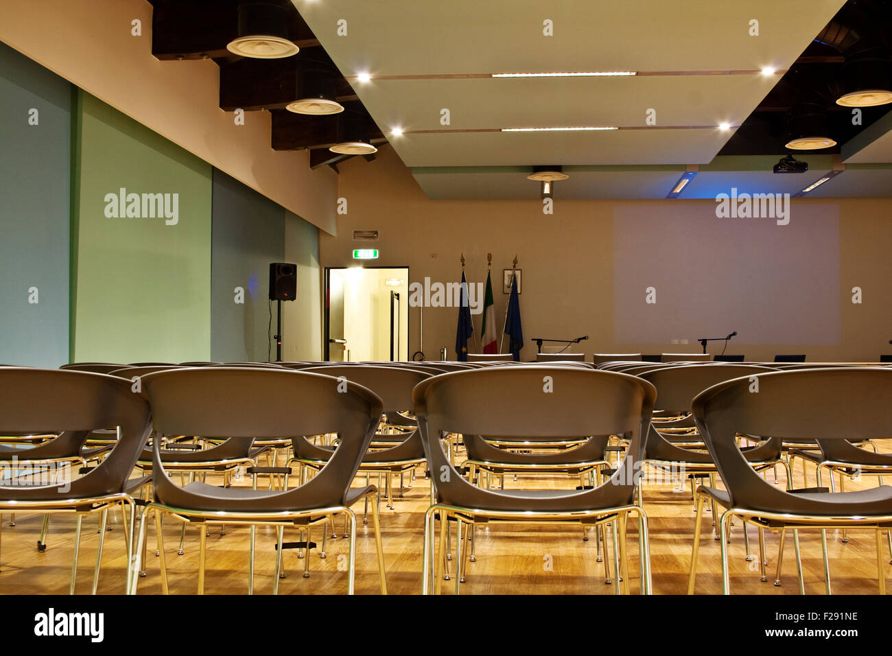 Black spectators hi-res stock photography and images - Alamy