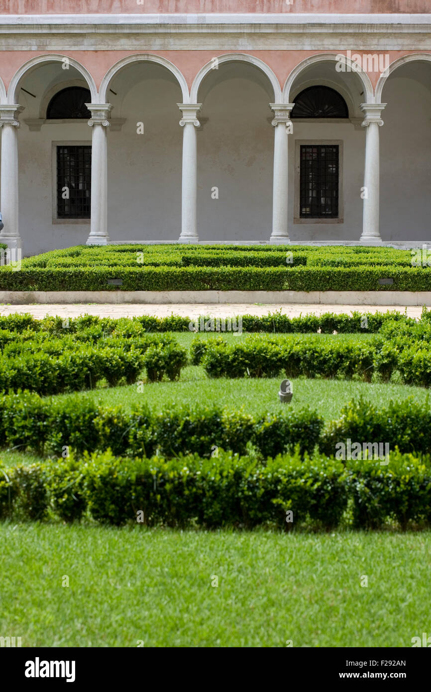 Colonnade behinde the hedge, Venice Stock Photo - Alamy
