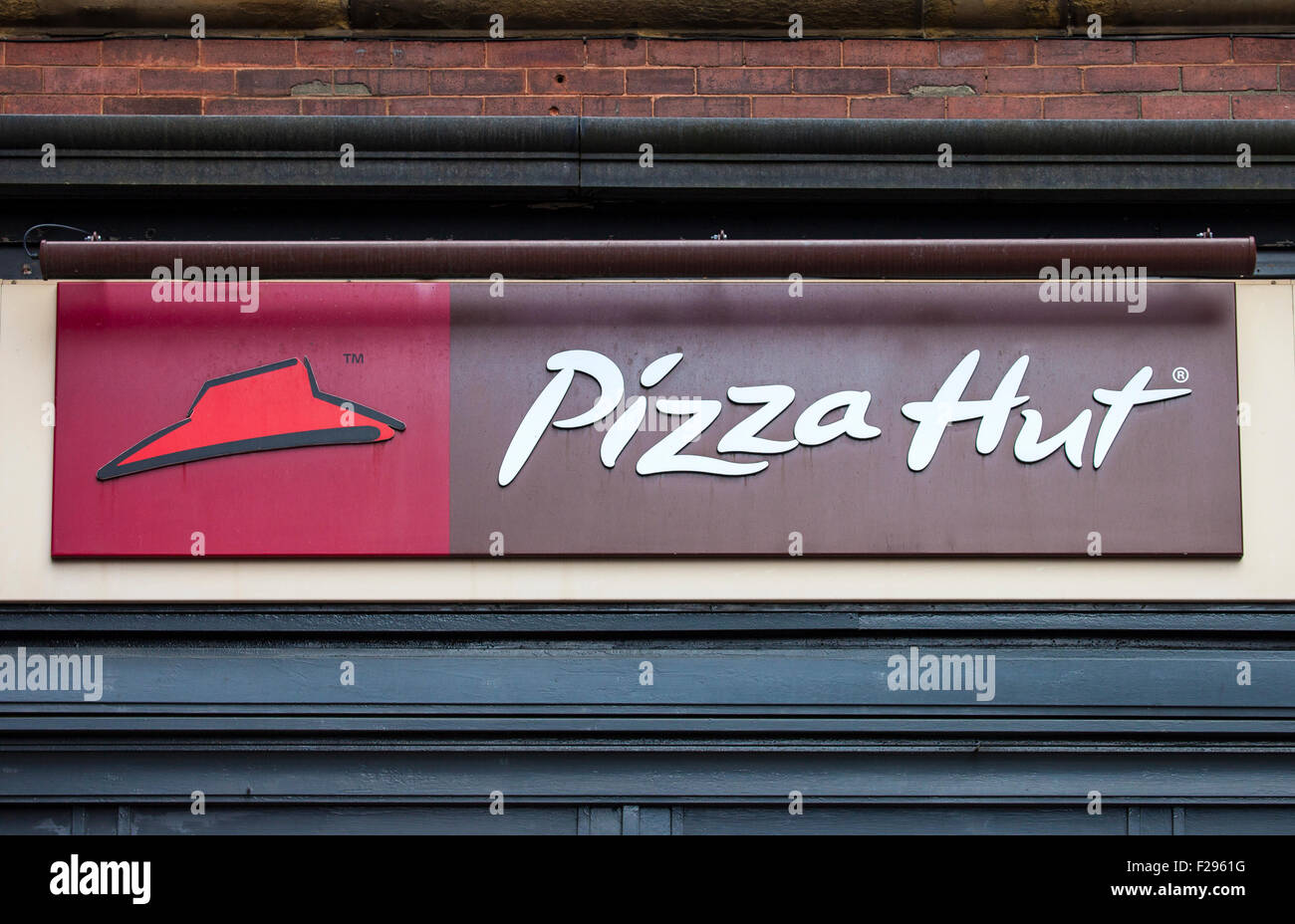 YORK, UK - AUGUST 27TH 2015: The logo of a Pizza Hut outlet in York, on ...