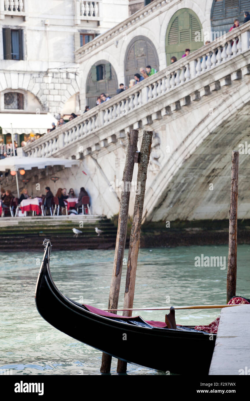 Gondola in rialto hi-res stock photography and images - Alamy