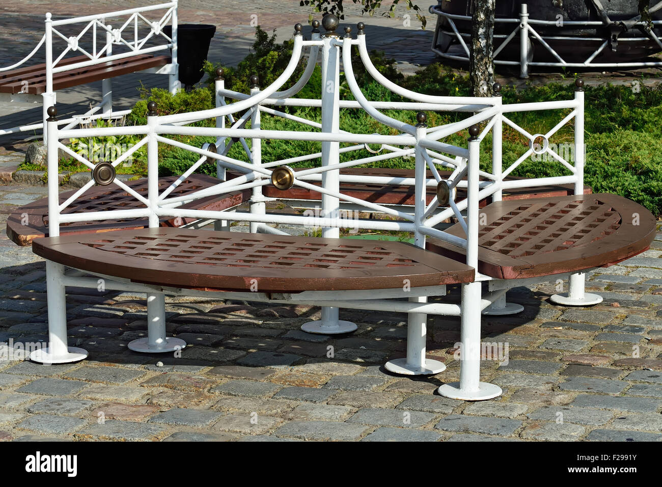 Metal park bench hi-res stock photography and images - Alamy Metal park bench hi-res stock photography and images - Alamy