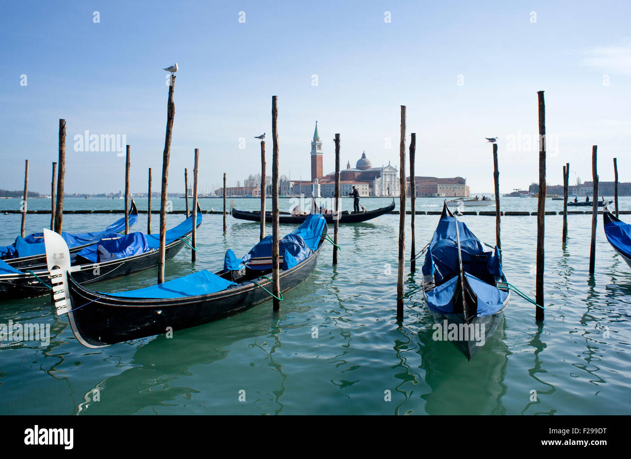 Gondole hi-res stock photography and images - Alamy